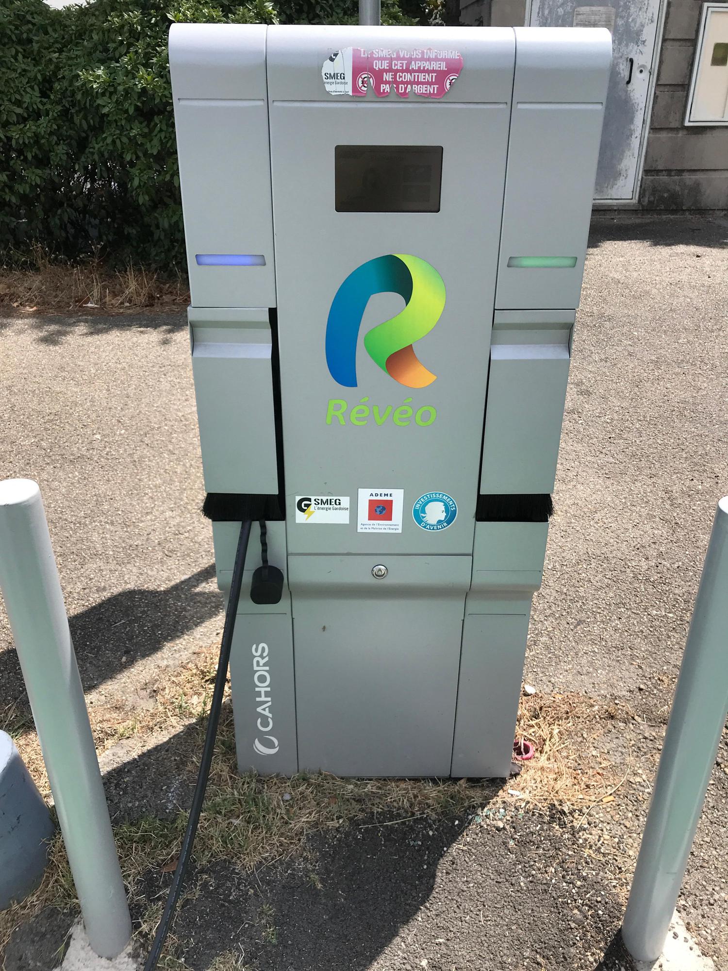 Borne de recharge Révéo | Nîmes, Occitanie | EV Station
