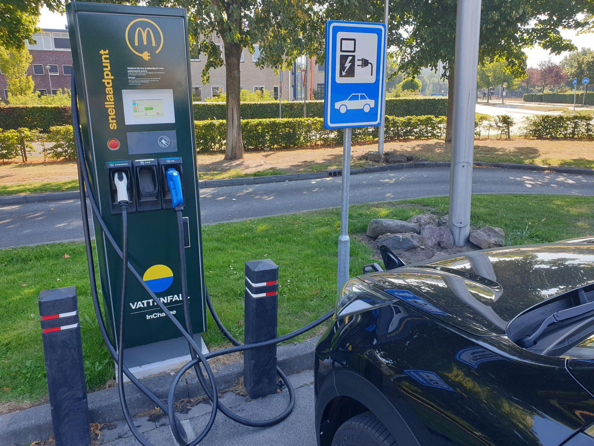 McDonald's snellader Emmen Vattenfall | Emmen, DR | EV Station