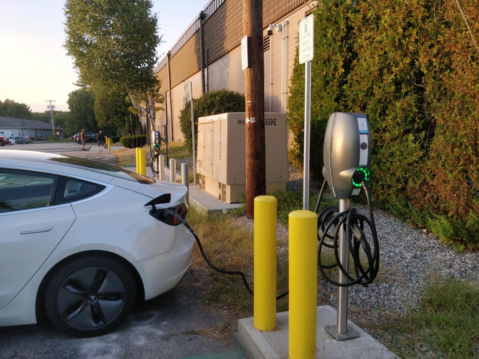 Smithfield Ice Rink | Smithfield, RI | EV Station