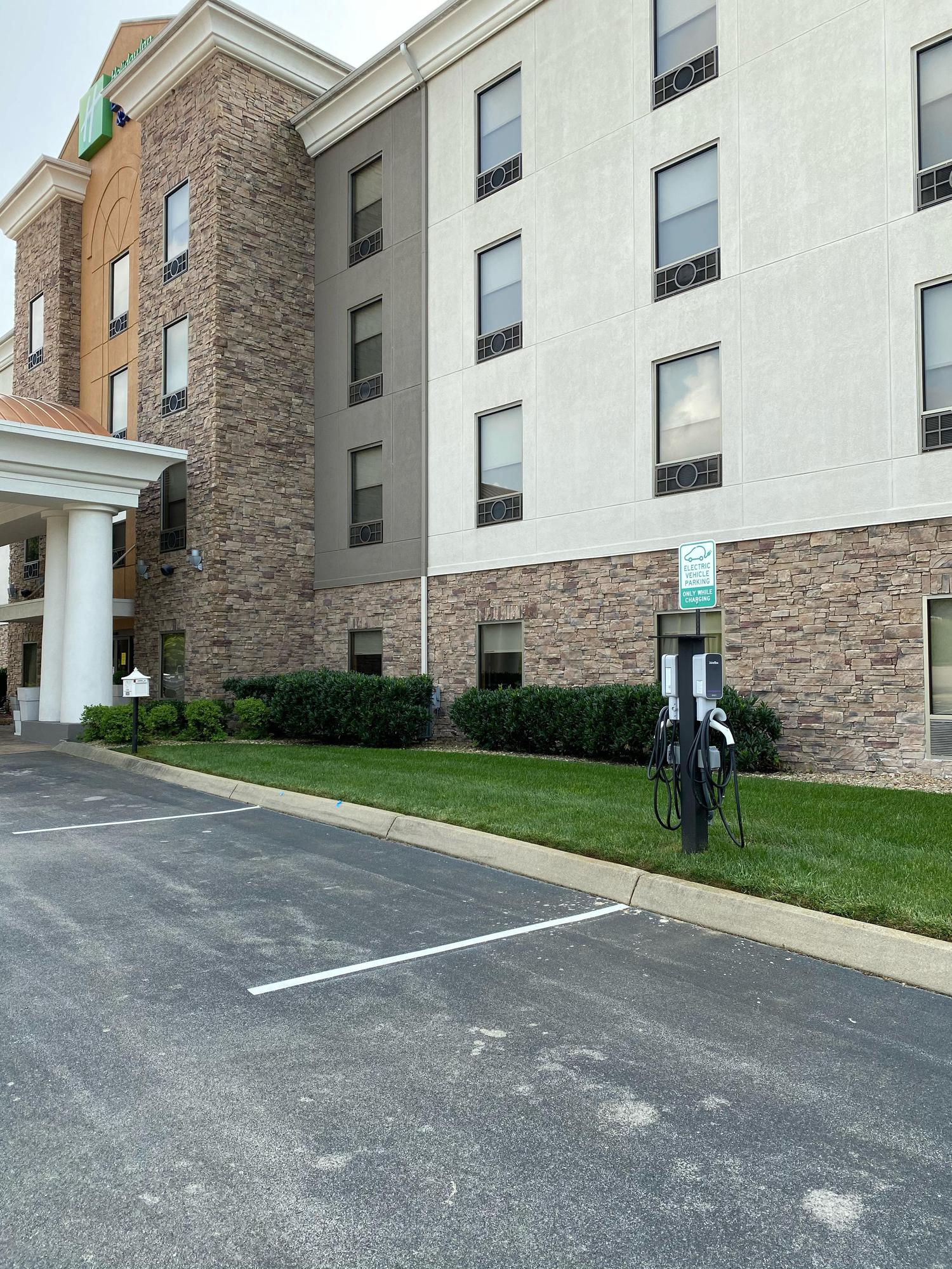 Holiday Inn Express & Suites Morristown | Morristown, TN | EV Station