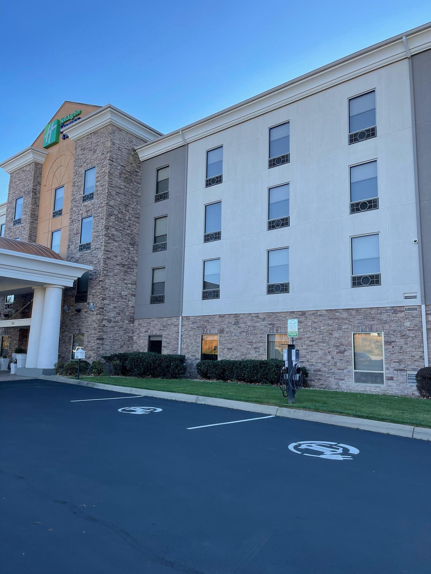 Holiday Inn Express & Suites Morristown | Morristown, TN | EV Station