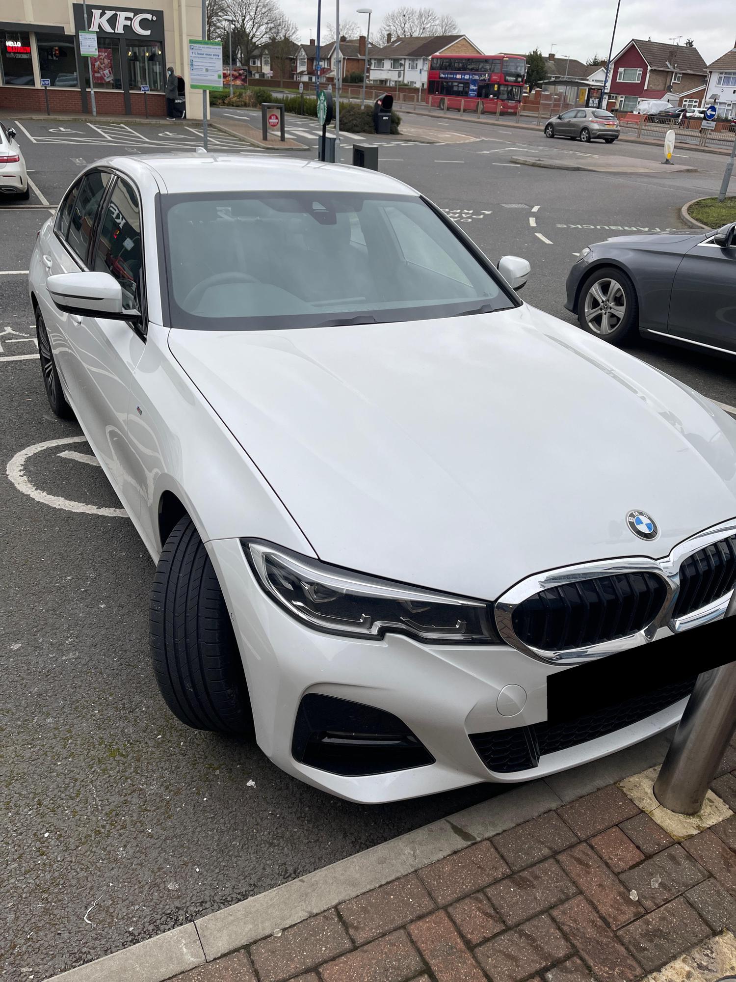 KFC & Starbucks | Heathrow, England | EV Station