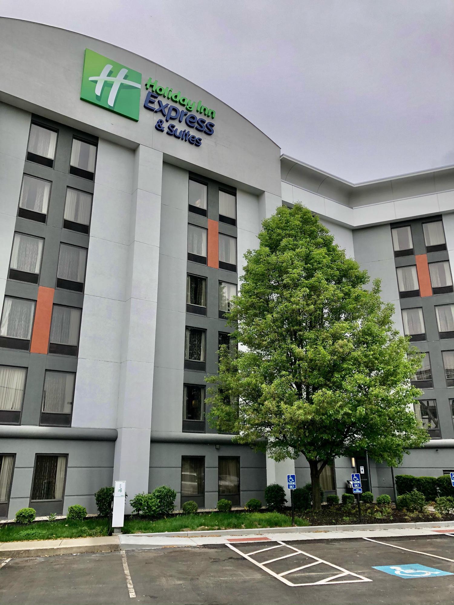 Holiday Inn Express | Covington, KY | EV Station
