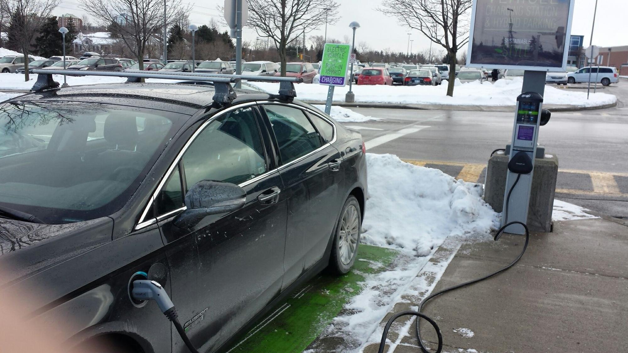 Mapleview Shopping Centre - Laura | Burlington, ON | EV Station