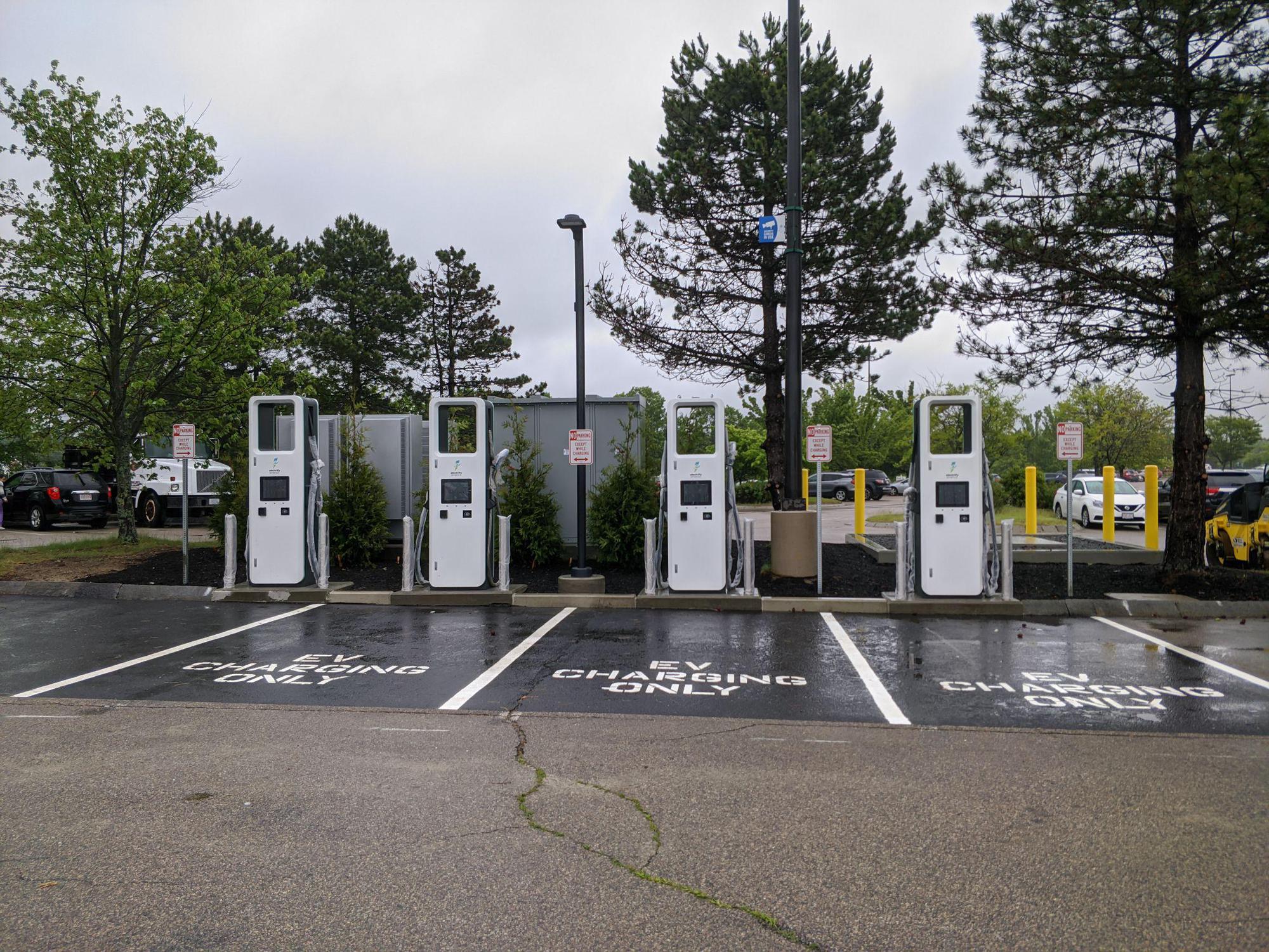 Wrentham Village Premium Outlets - Aisle J | Wrentham, MA | EV Station