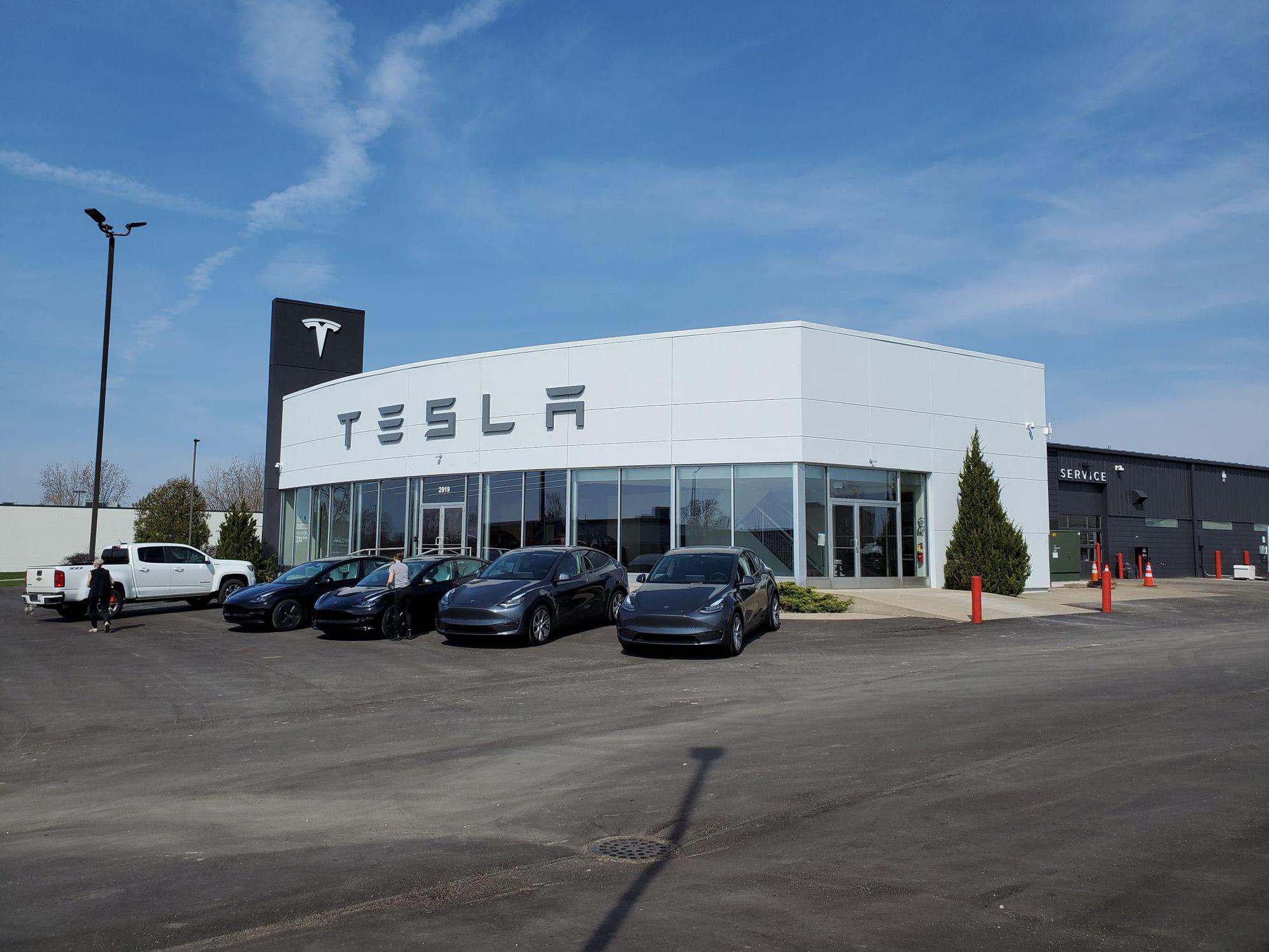 Tesla Showroom & Service Center | Grand Rapids, MI | EV Station