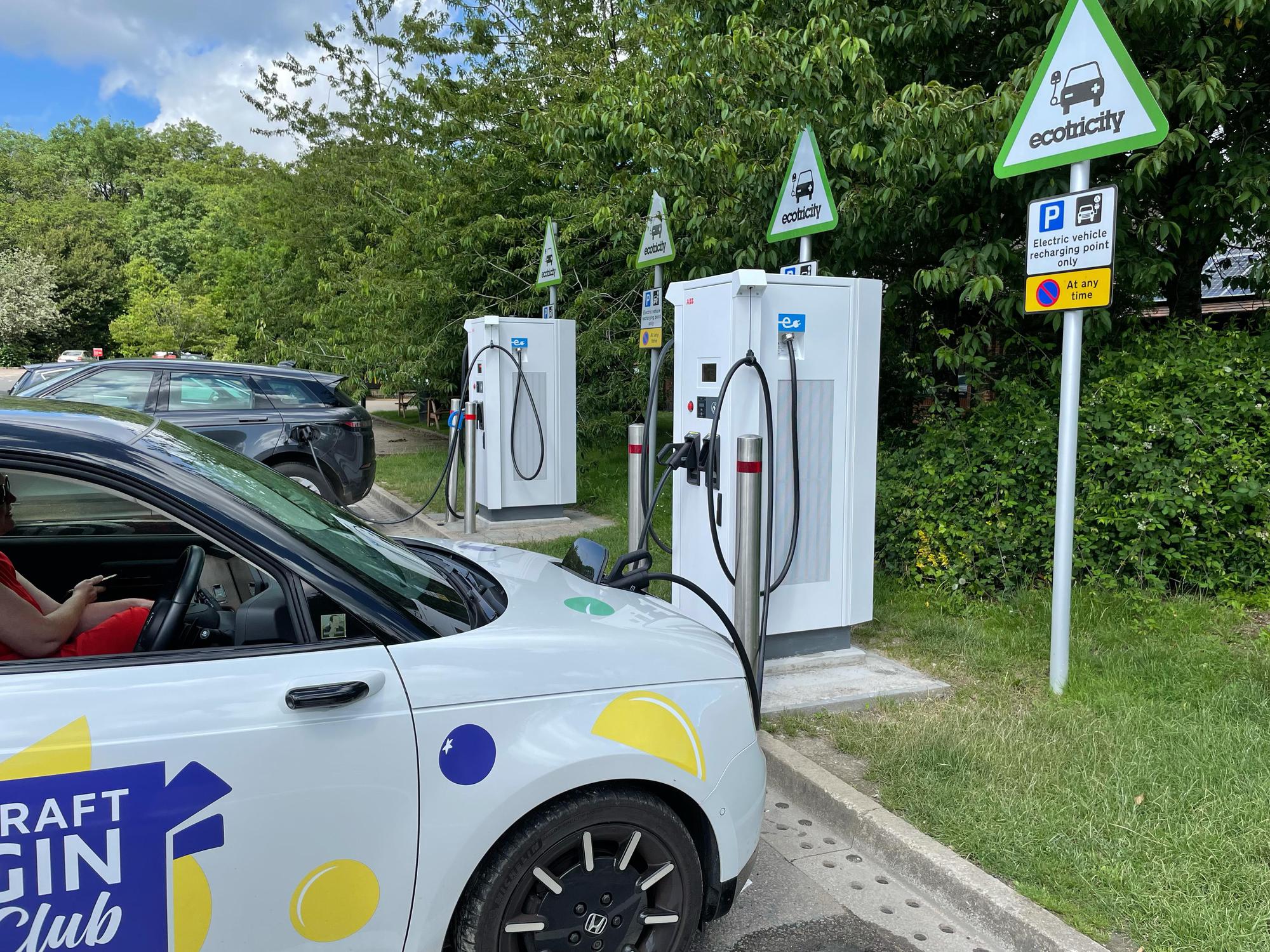 Clacket Lane Westbound Services M25 | Tatsfield, England | EV Station