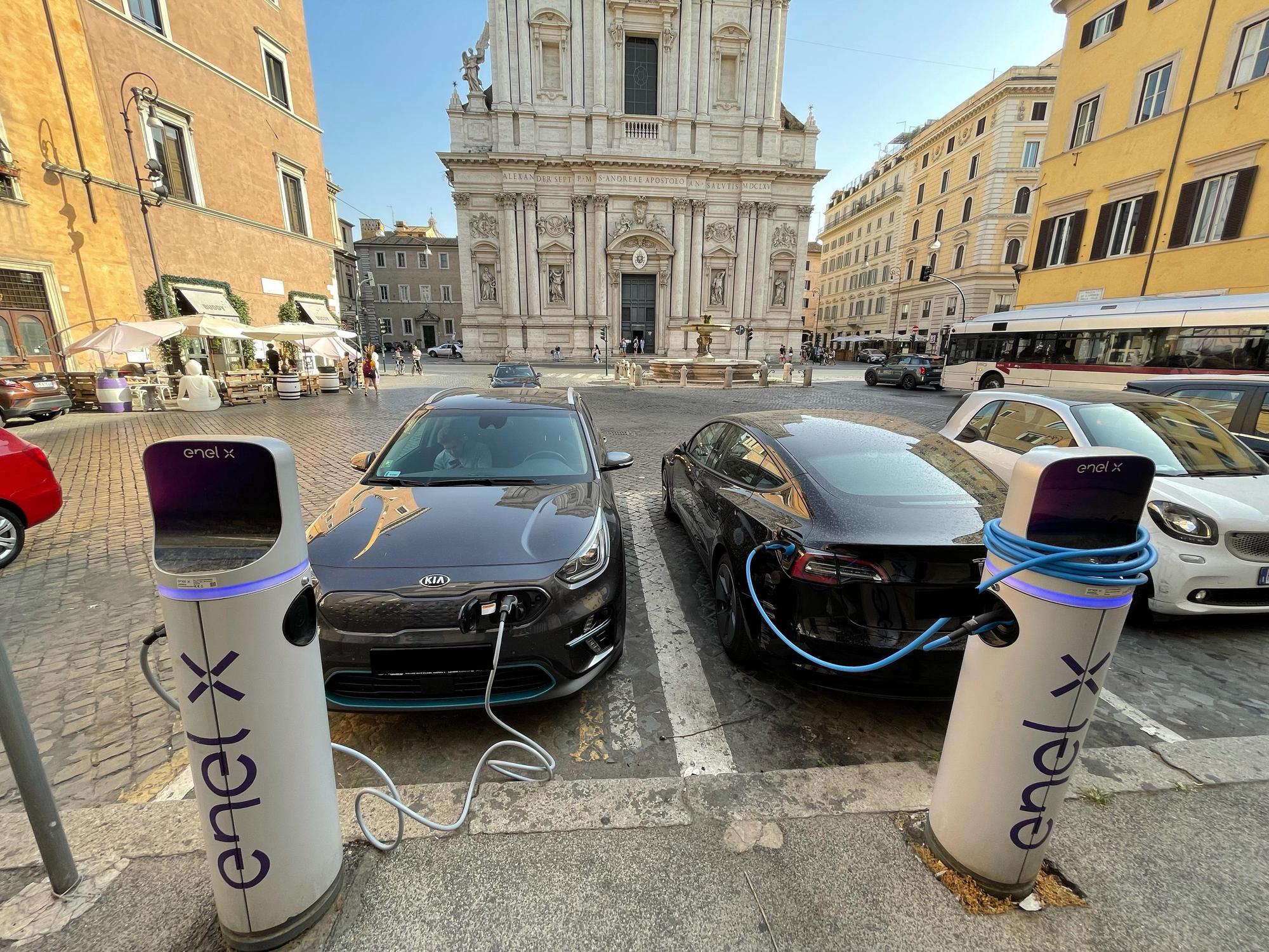 Piazza Di Sant'Andrea Della Valle | Roma, Lazio | EV Station