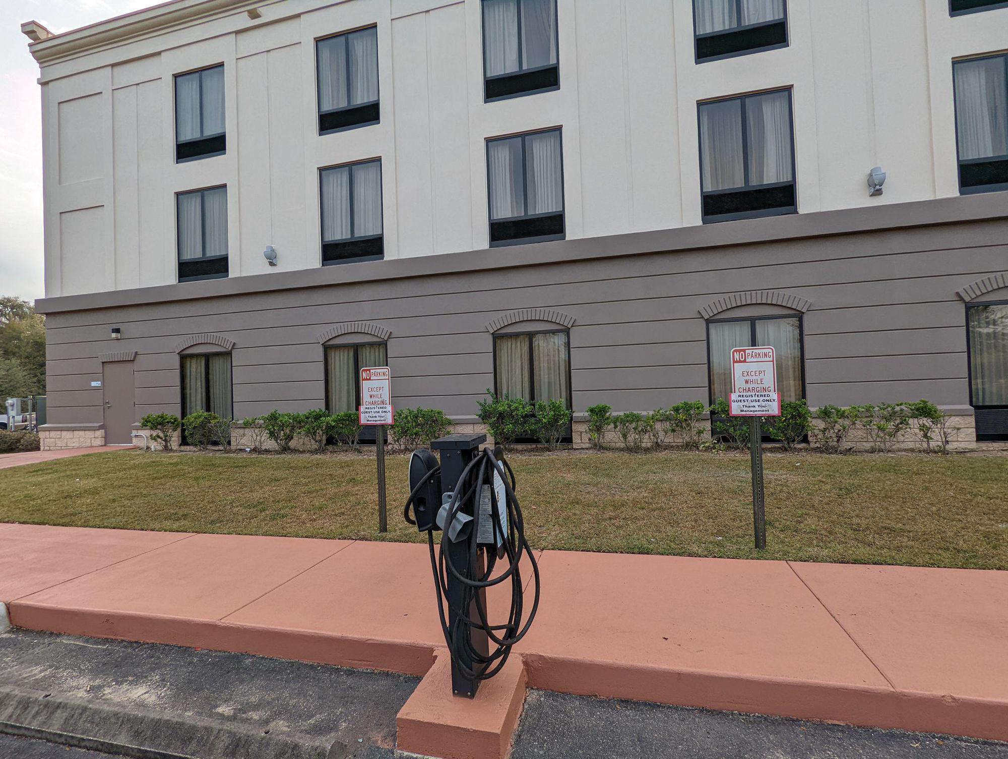 Holiday Inn Express and Suites Perry | Perry, FL | EV Station