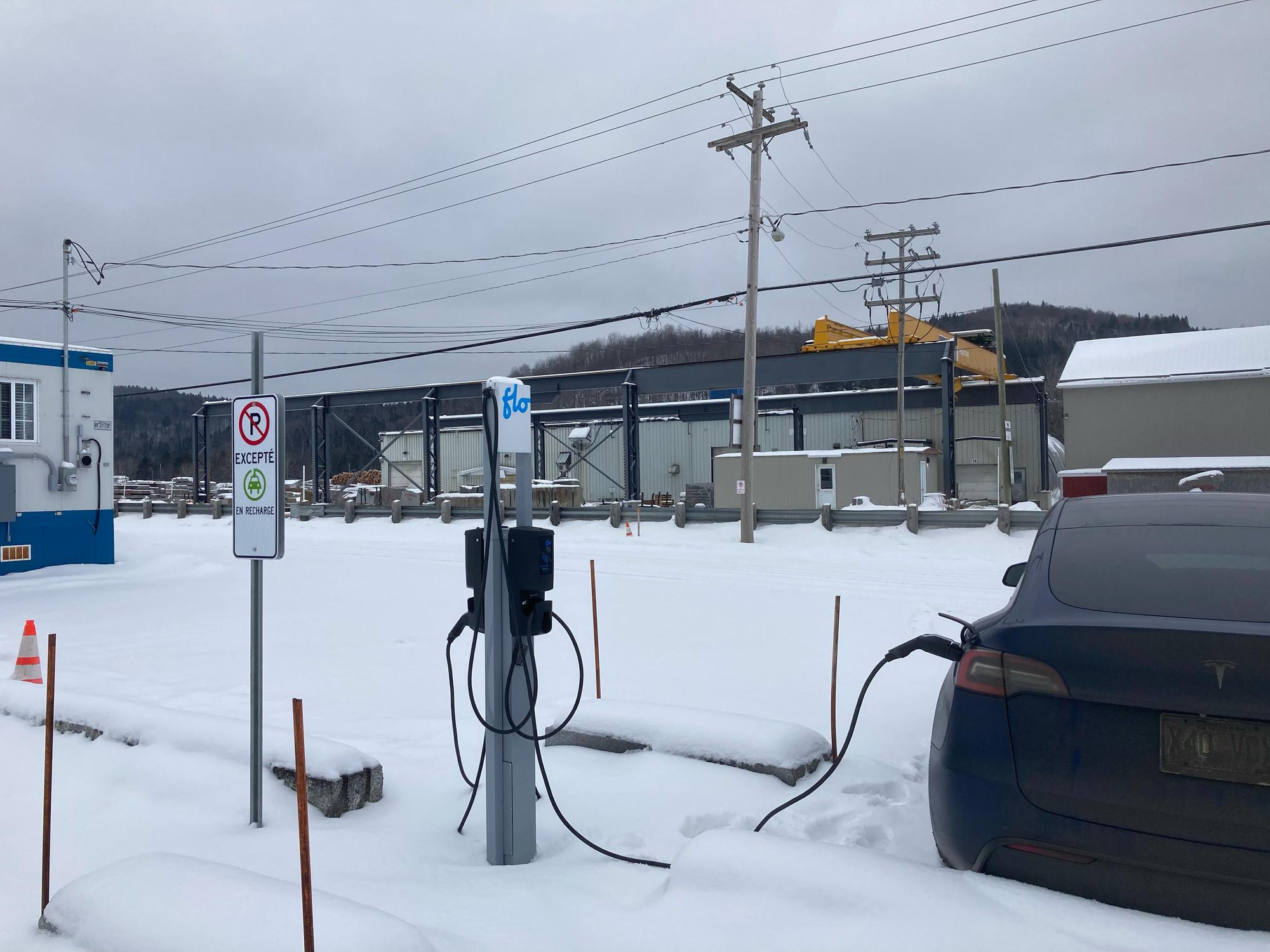 Bordure Polycor | Rivière-à-Pierre, QC | EV Station