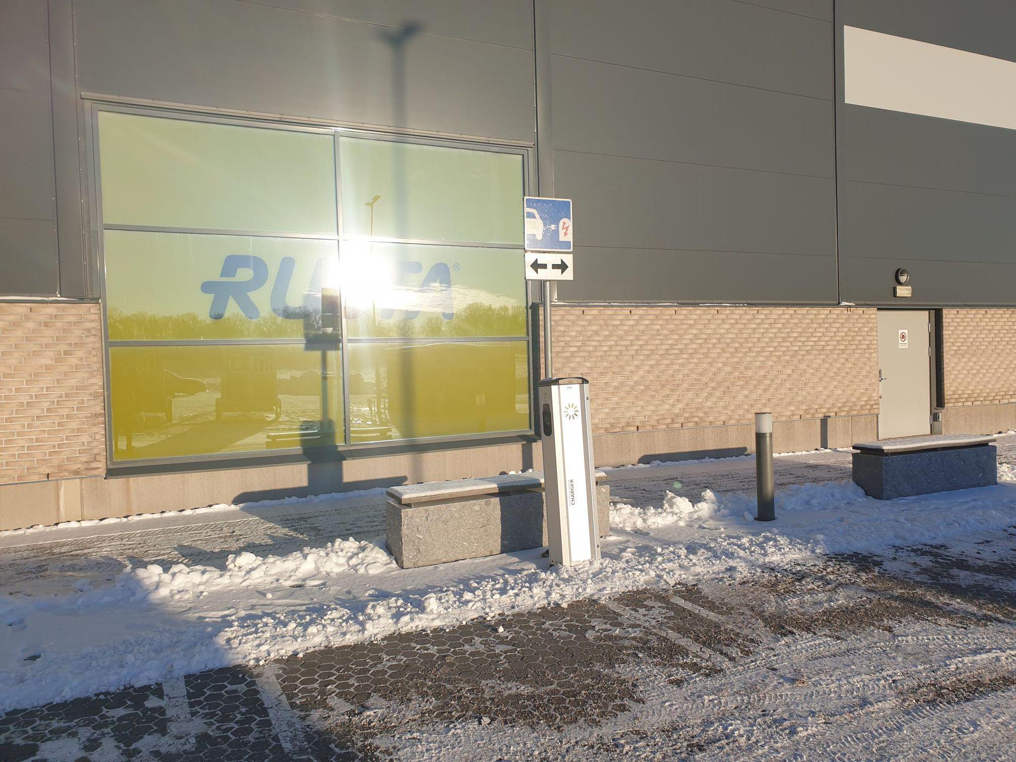 Utanför MIO och Rusta | Takpannegatan 4–6, 754 60 Uppsala, Sverige | EV ...