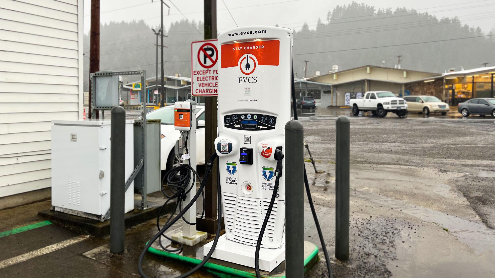 Coopers Express Fried Chicken & Drive Thru | Reedsport, OR | EV Station