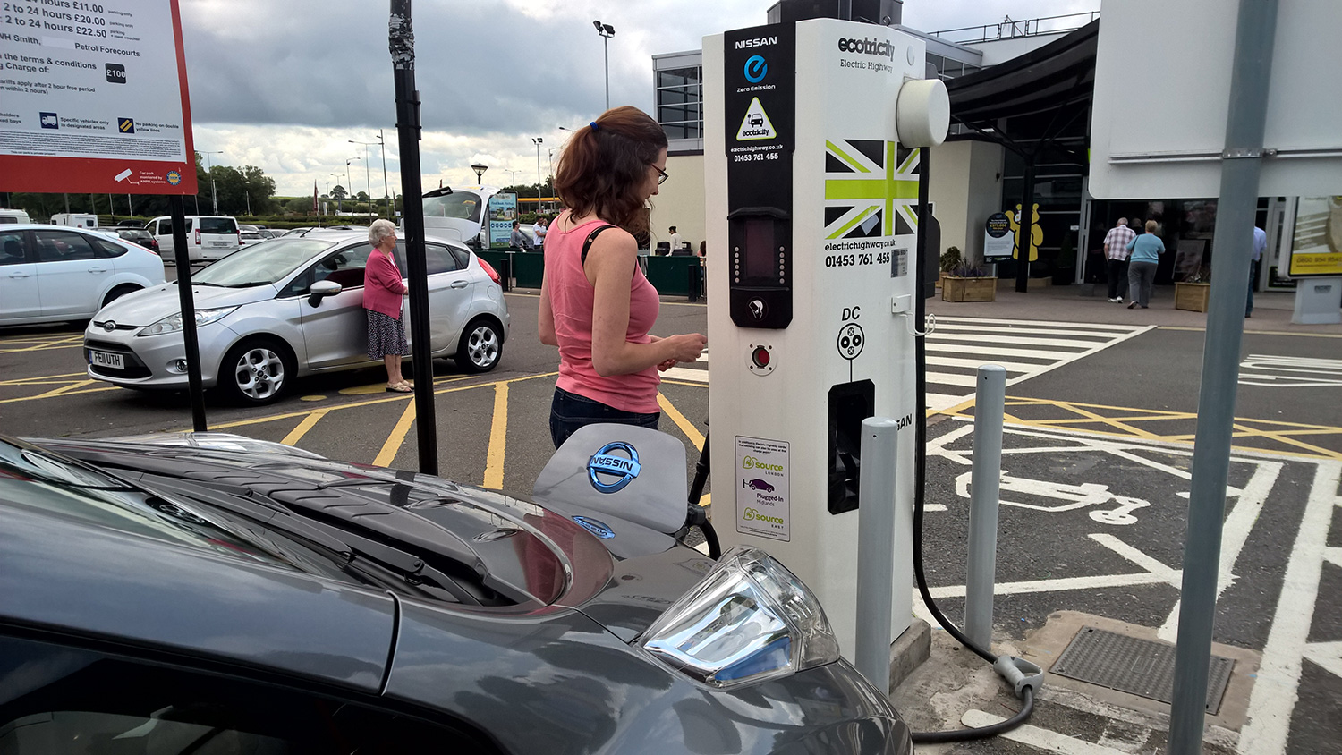 Welcome Break Keele Southbound Services M6 (1) | Keele, England | EV ...