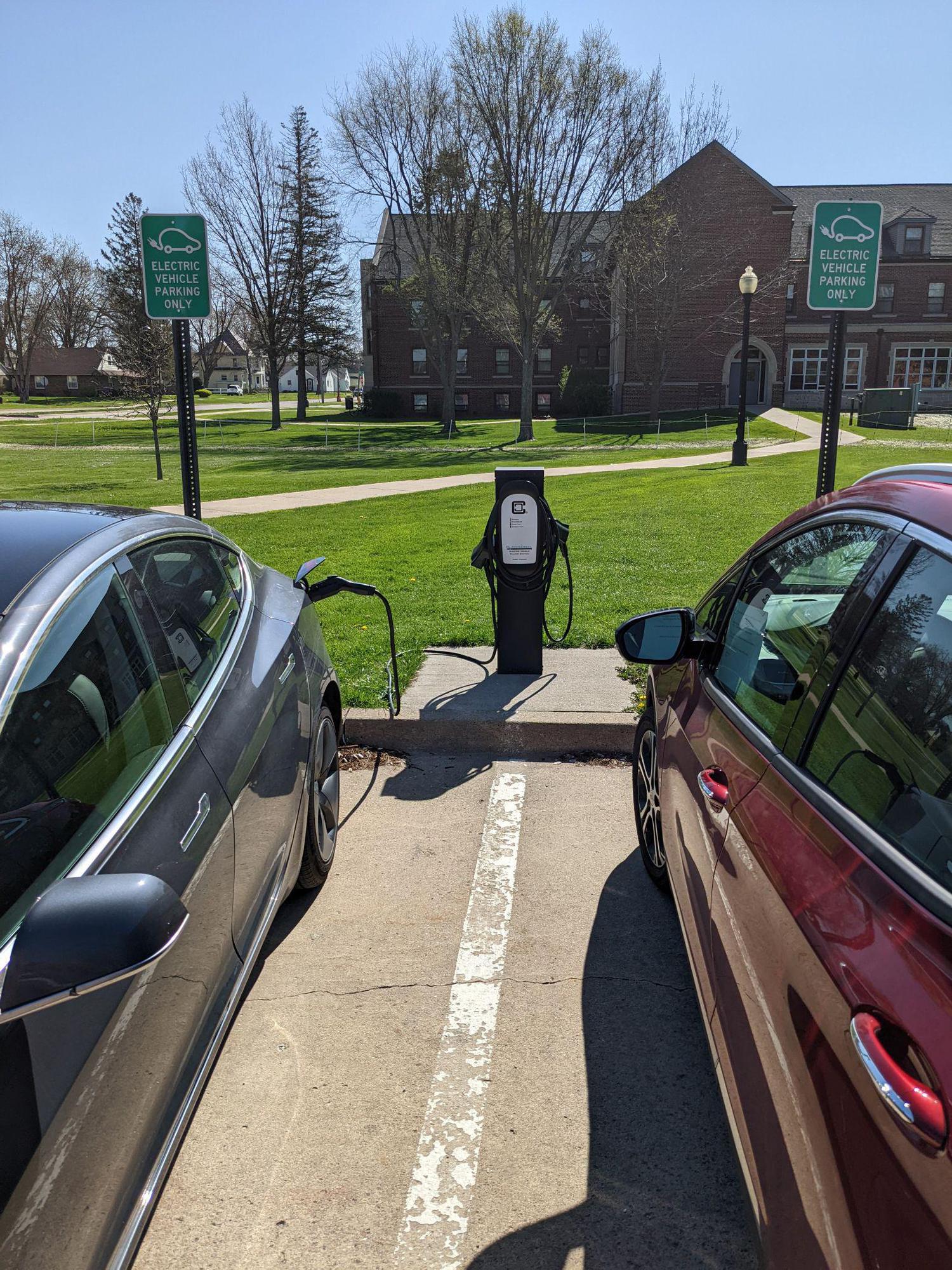 Grinnell College - Noyce Science Center | Grinnell, IA | EV Station