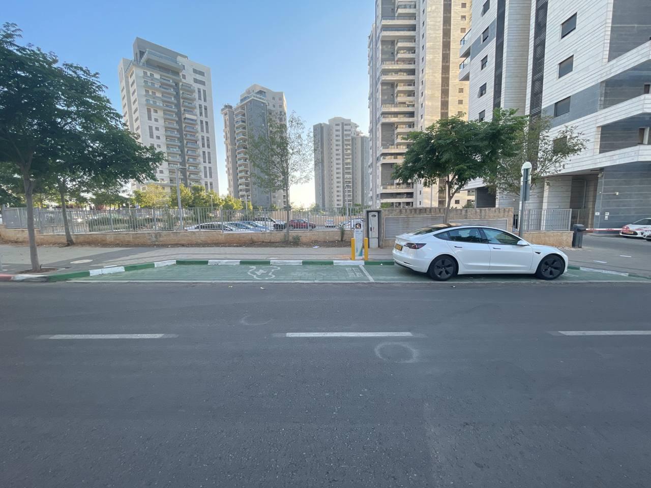 יונתן רטוש 12 | Rosh Haayin, Center District | EV Station