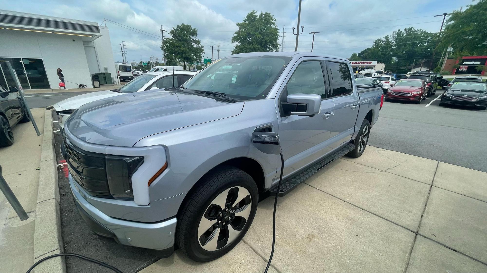 Oxmoor Ford Lincoln | Louisville, KY | EV Station