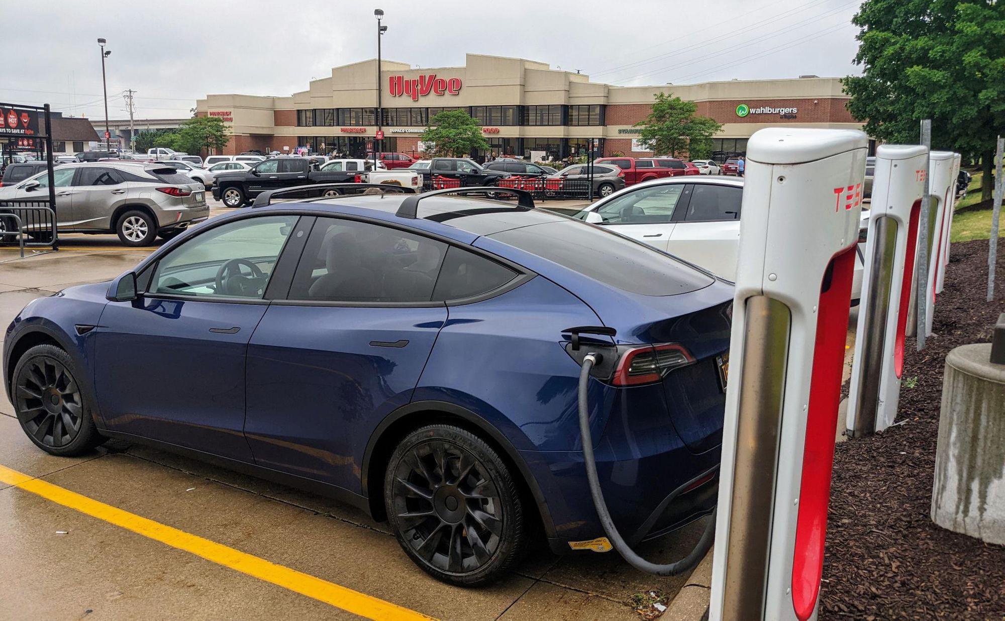 Hy-Vee Dubuque | Dubuque, IA | EV Station