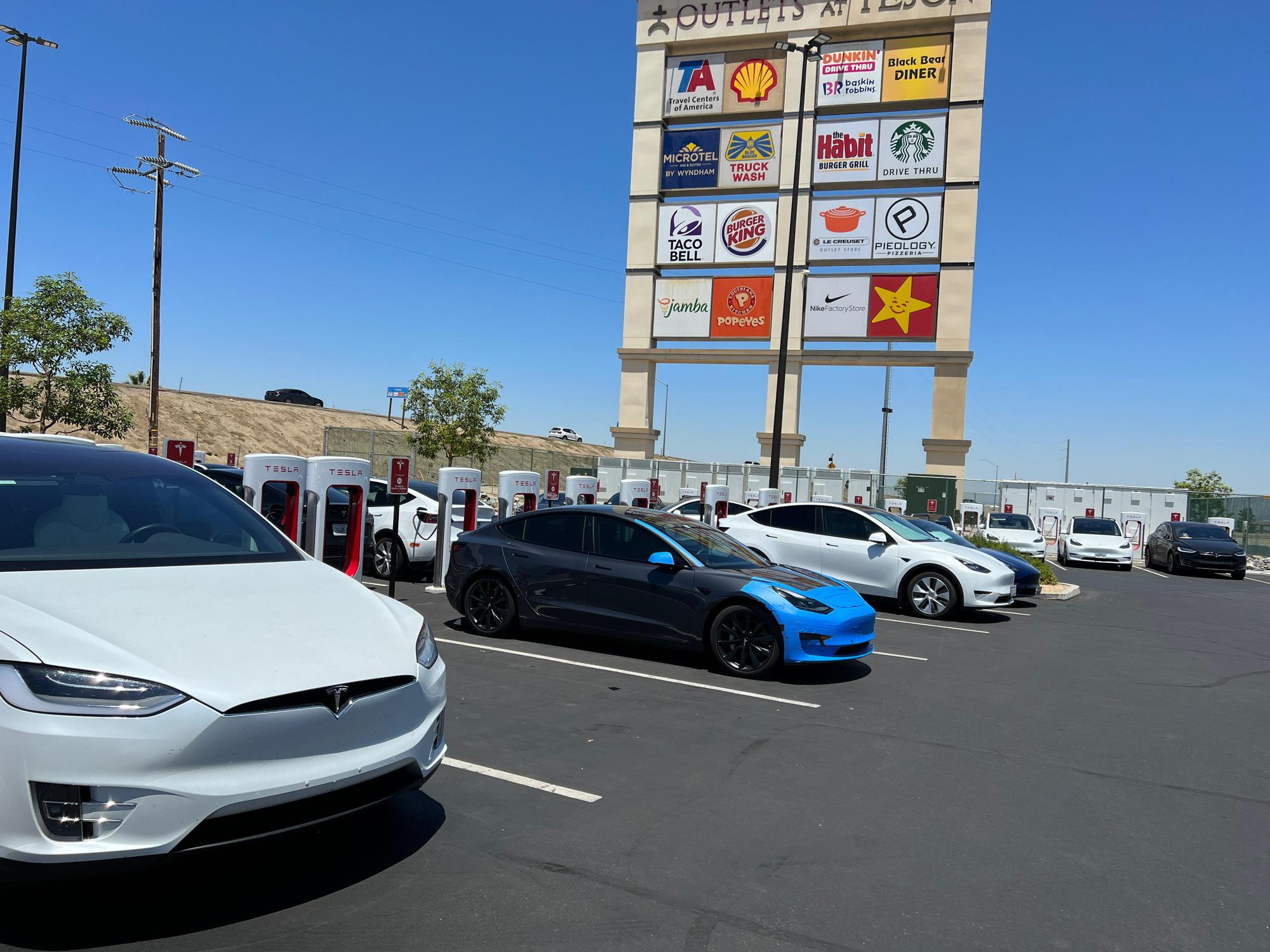 Outlets at Tejon - Rack Room Shoes | Wheeler Ridge, CA | EV Station