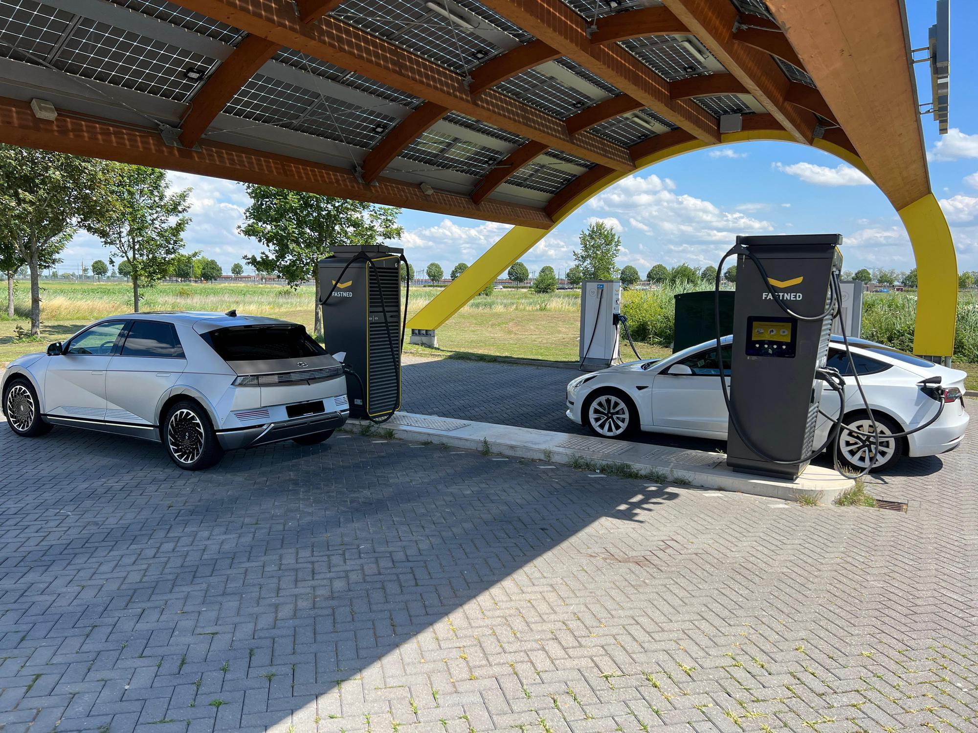 A16 (N) Dordrecht Fastned Streepland | Zevenbergschen Hoek, NB | EV Station