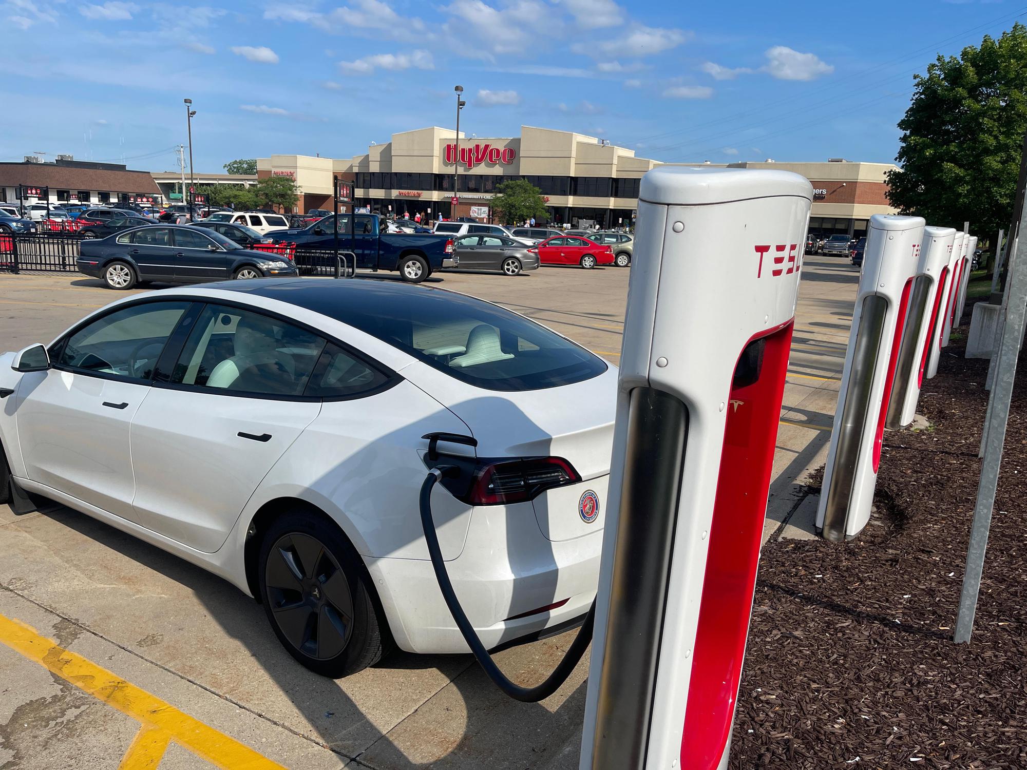Hy-Vee Dubuque | Dubuque, IA | EV Station