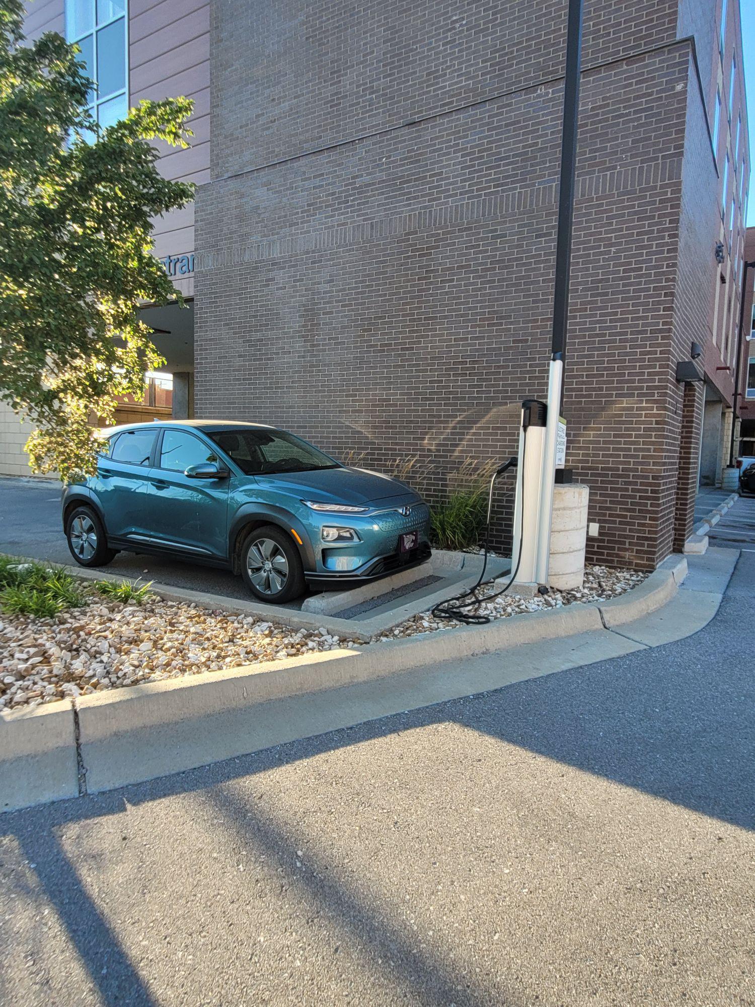 Home2 Suites Kansas City Downtown | KCMO, MO | EV Station