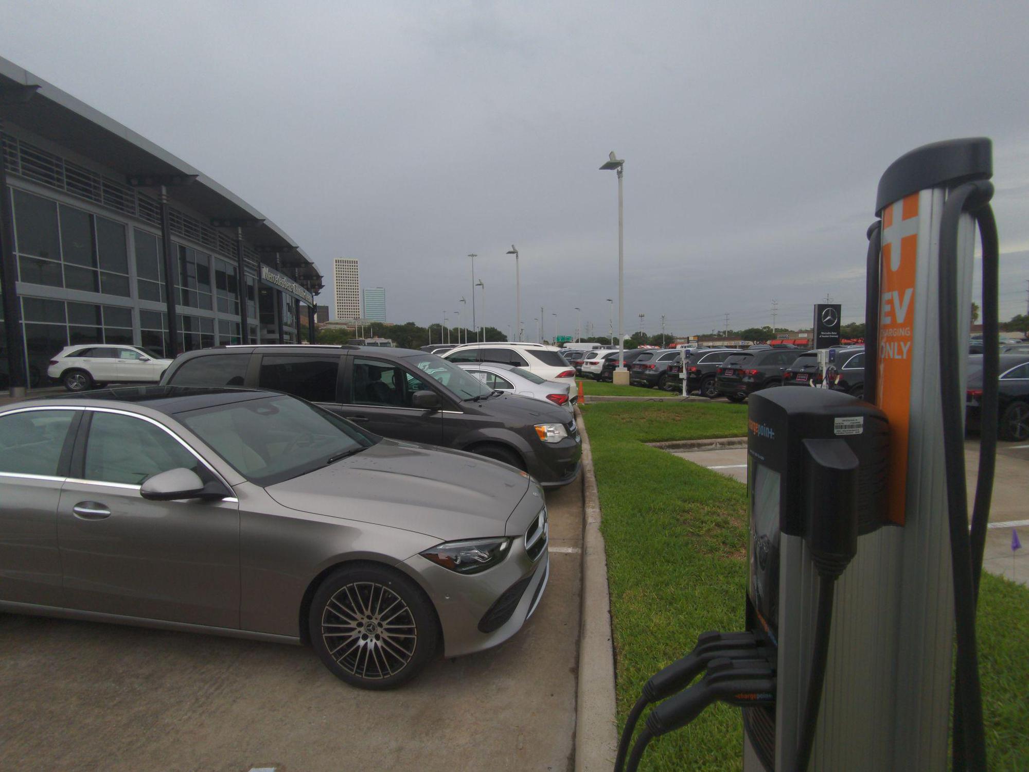 Mercedes-Benz Greenway | Houston, TX | EV Station