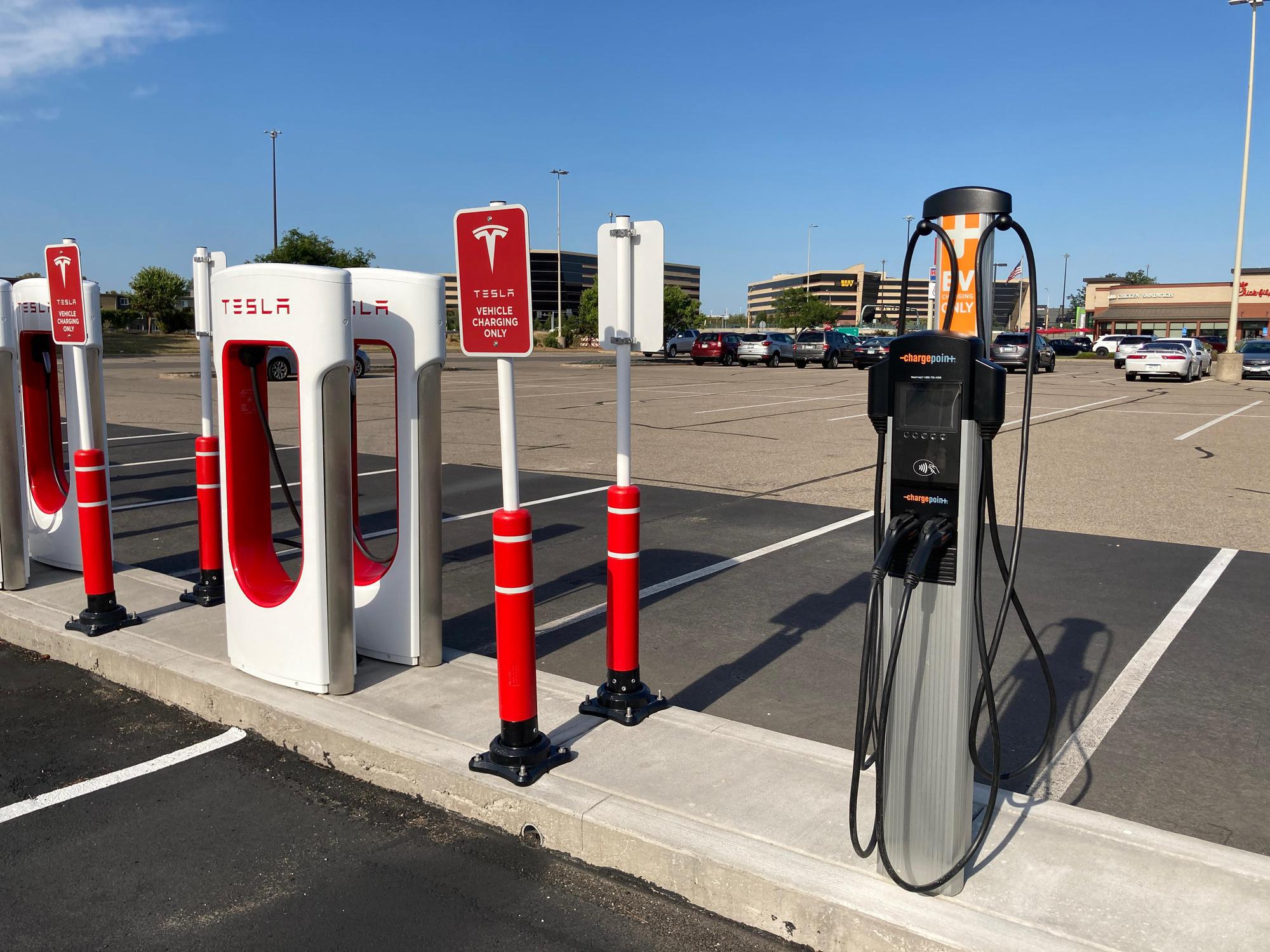 Target (1) | Bloomington, MN | EV Station