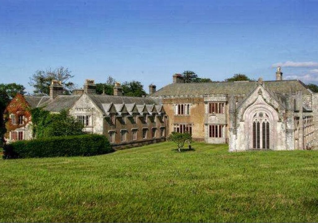 Trelowarren Estate | Mawgan, England | EV Station