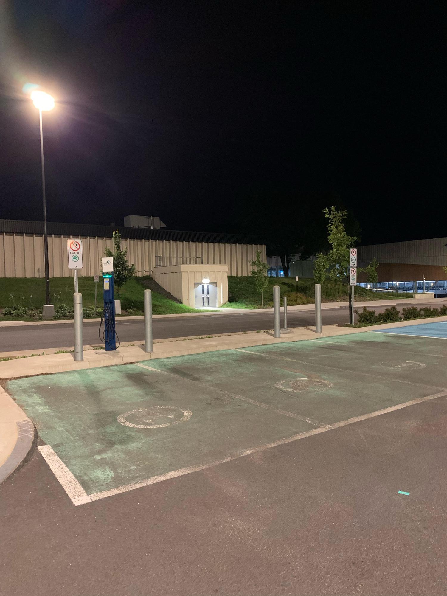 Centre De Glaces Intact Assurances | Québec, QC | EV Station