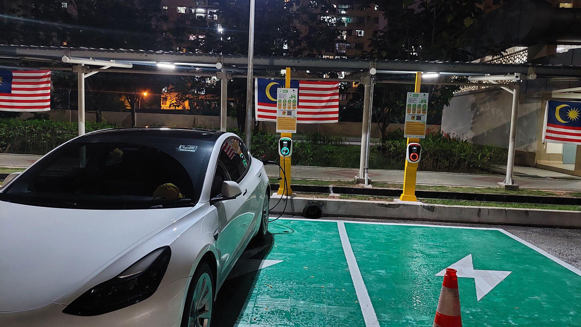 Loke Yew Toll Rest Area (22 KW AC) | Kuala Lumpur, Federal Territory of ...