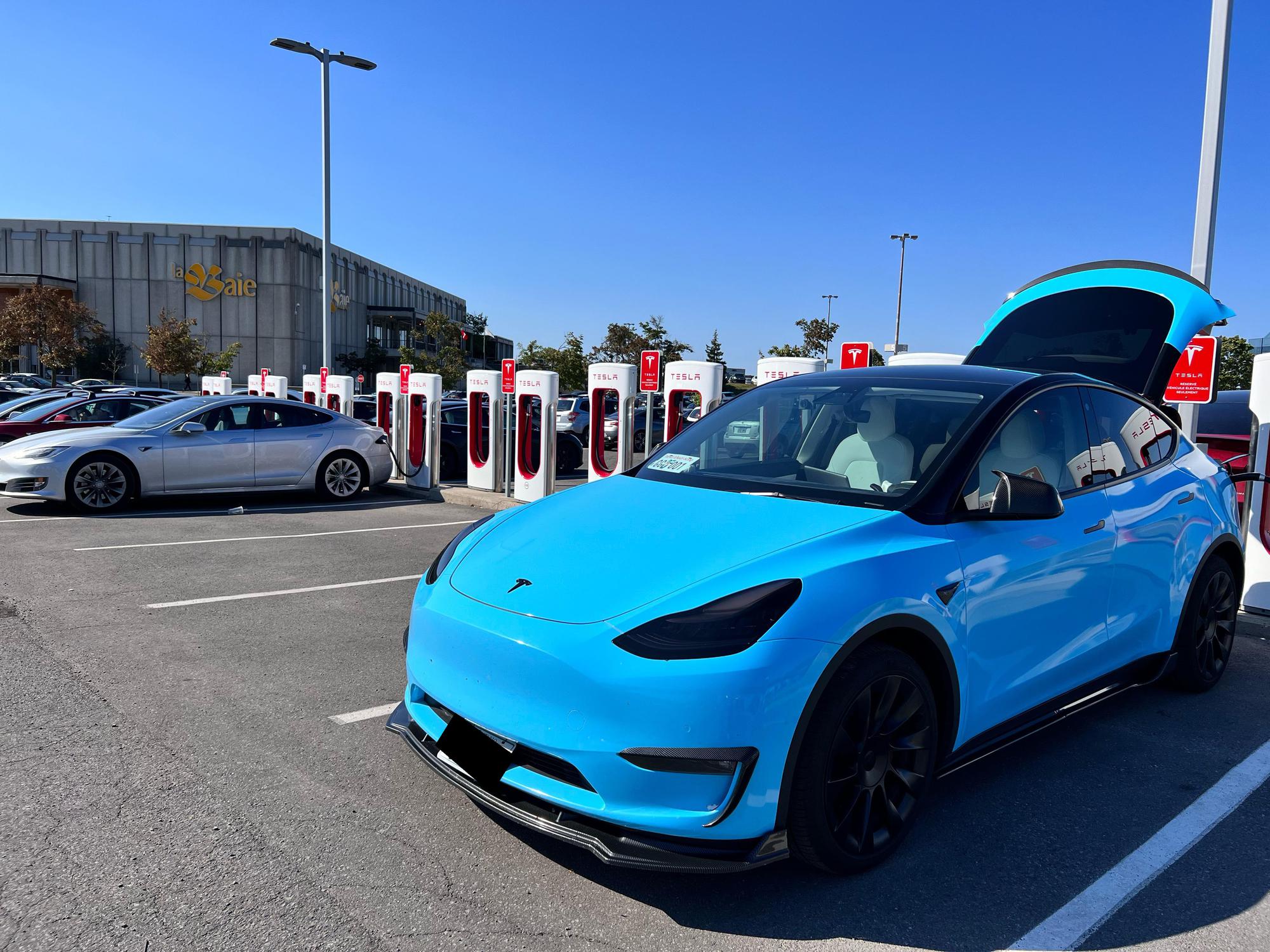 CF Fairview Pointe Claire | Pointe-Claire, QC | EV Station