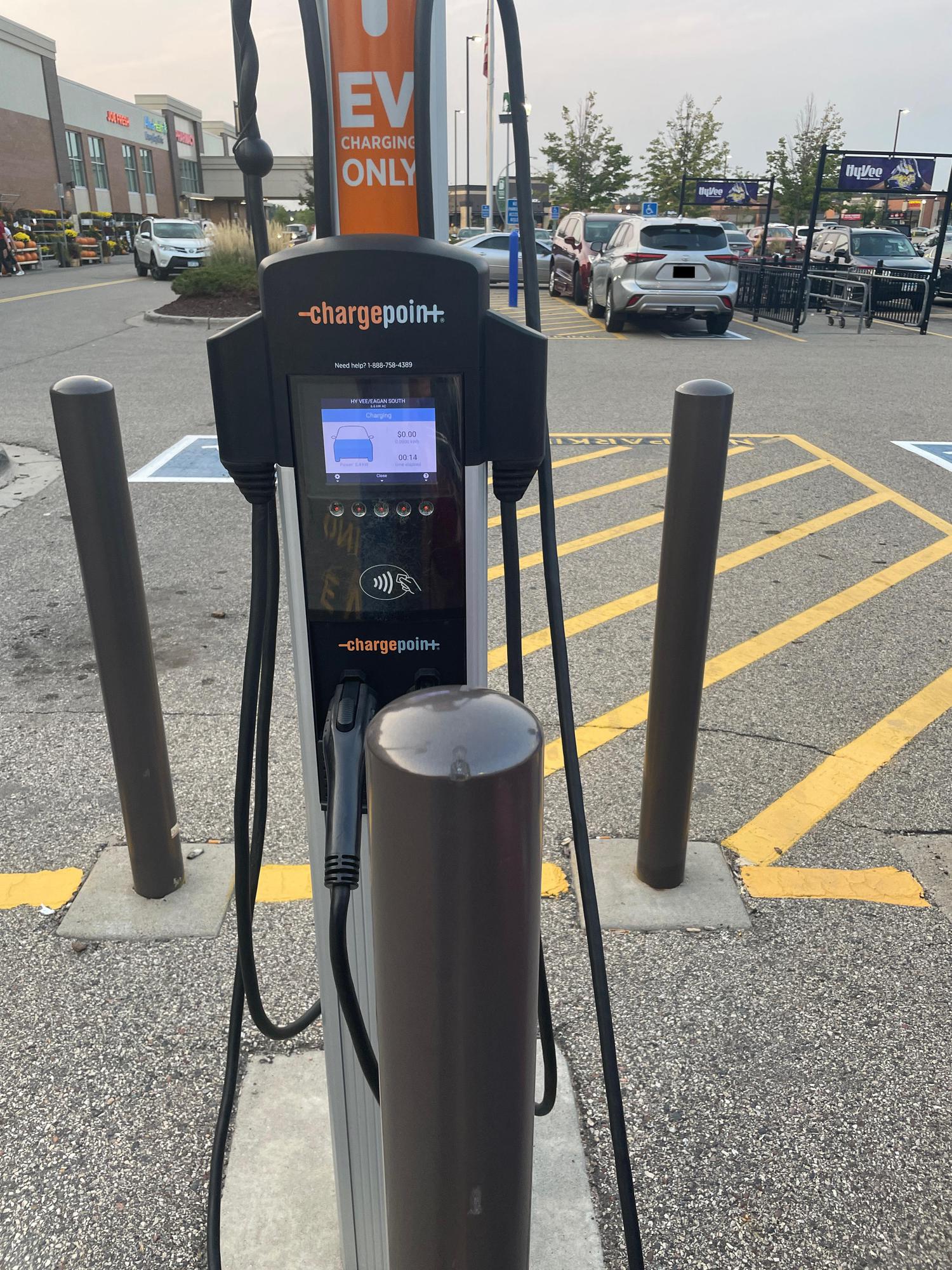 Hy-Vee | Eagan, MN | EV Station